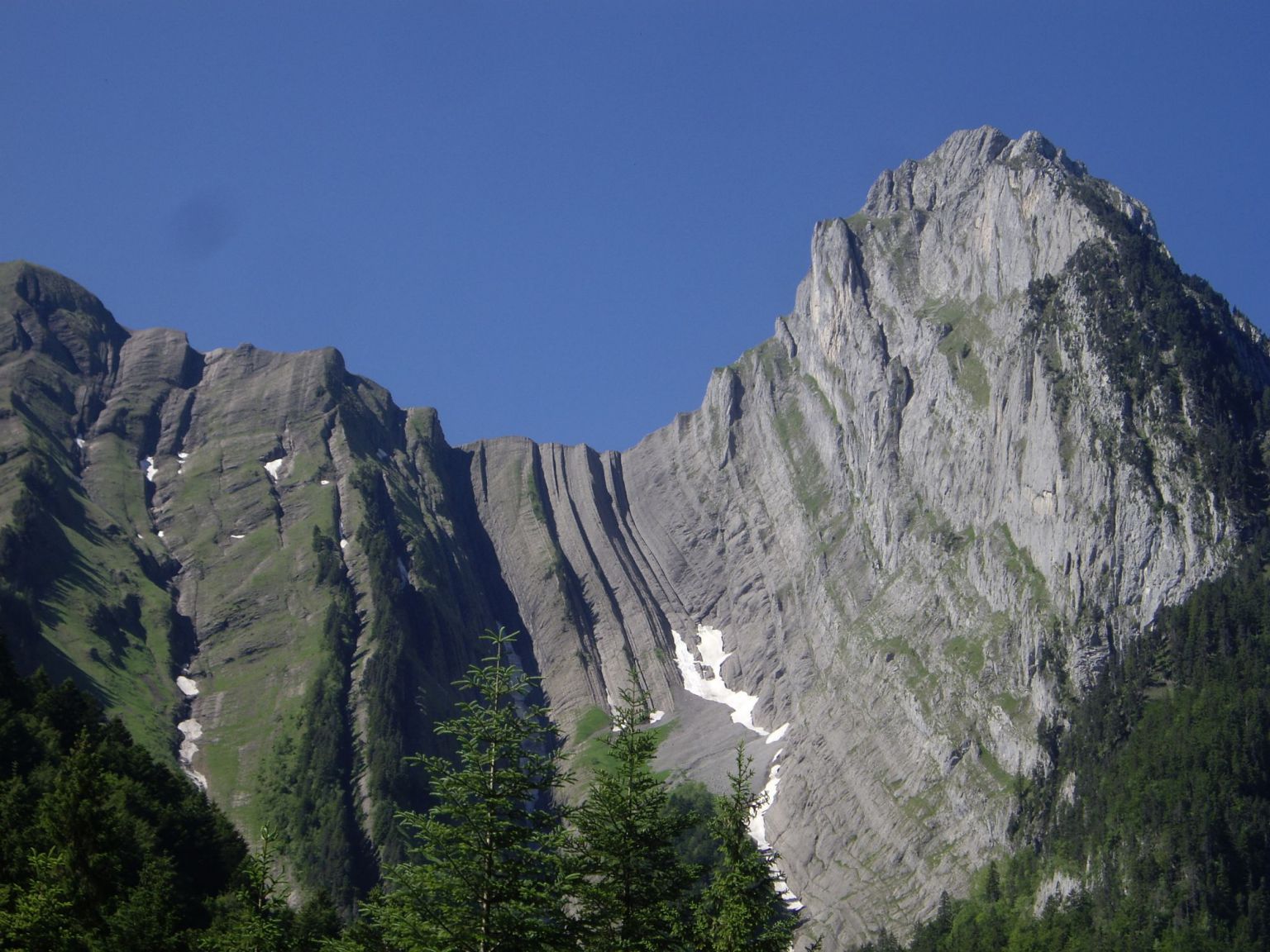 Mont Pecloz.2197 m. En randonnée dans les Bauges.